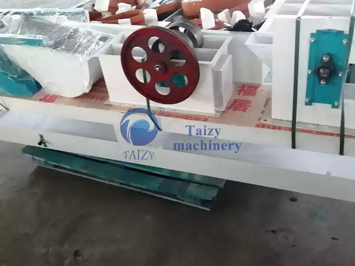 Un producteur d'aliments du Congo présente une machine à gruau de maïs